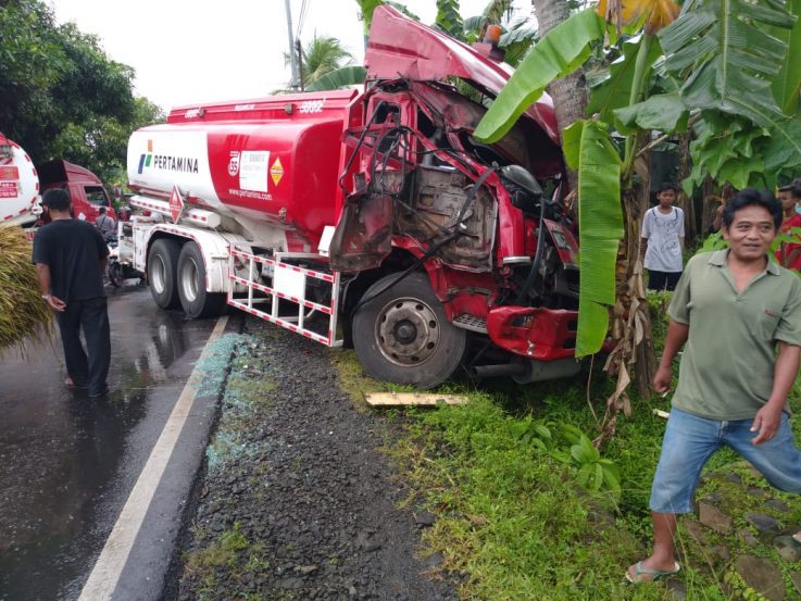 Truk Tangki Oleng, Lalu Tabrak Truk Tangki Juga, Terus Menghajar Pohon ... Truk Tangki Oleng, Lalu Tabrak Truk Tangki Juga, Terus Menghajar Pohon ...