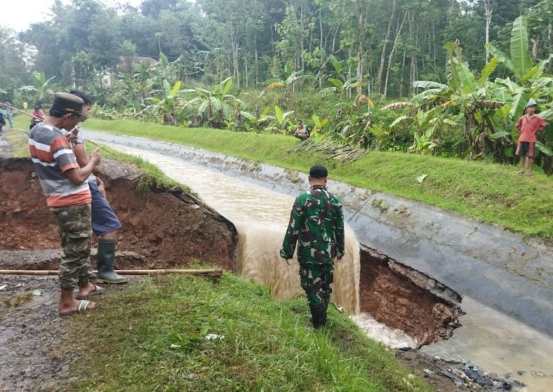 Tanggul Irigasi Sungai Tajum di Jatilawang Banyumas Jebol, Jalan ...