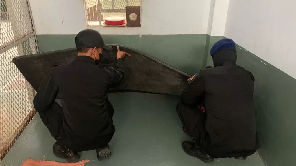 Petugas Lapas Batu Nusakambangan Geledah Kamar Napi Petugas Lapas Batu Nusakambangan Geledah Kamar Napi