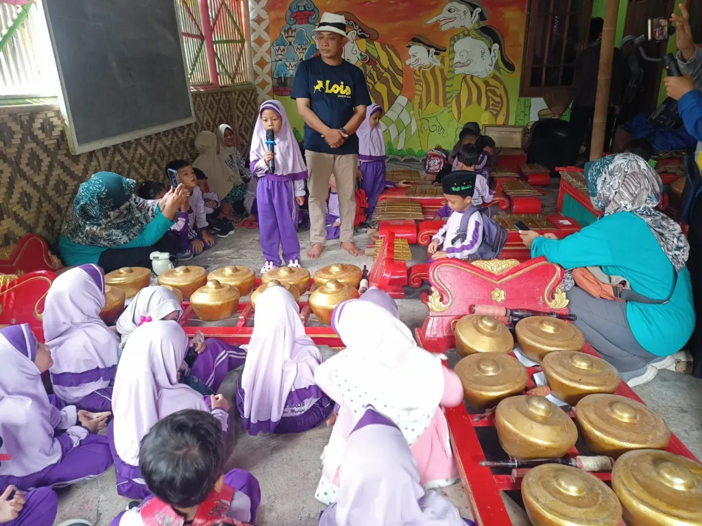 Menilik Pengaktifan Kembali Program CSR di Kampung Ustaz Dalang Ulin Nuha Menilik Pengaktifan Kembali Program CSR di Kampung Ustaz Dalang Ulin Nuha