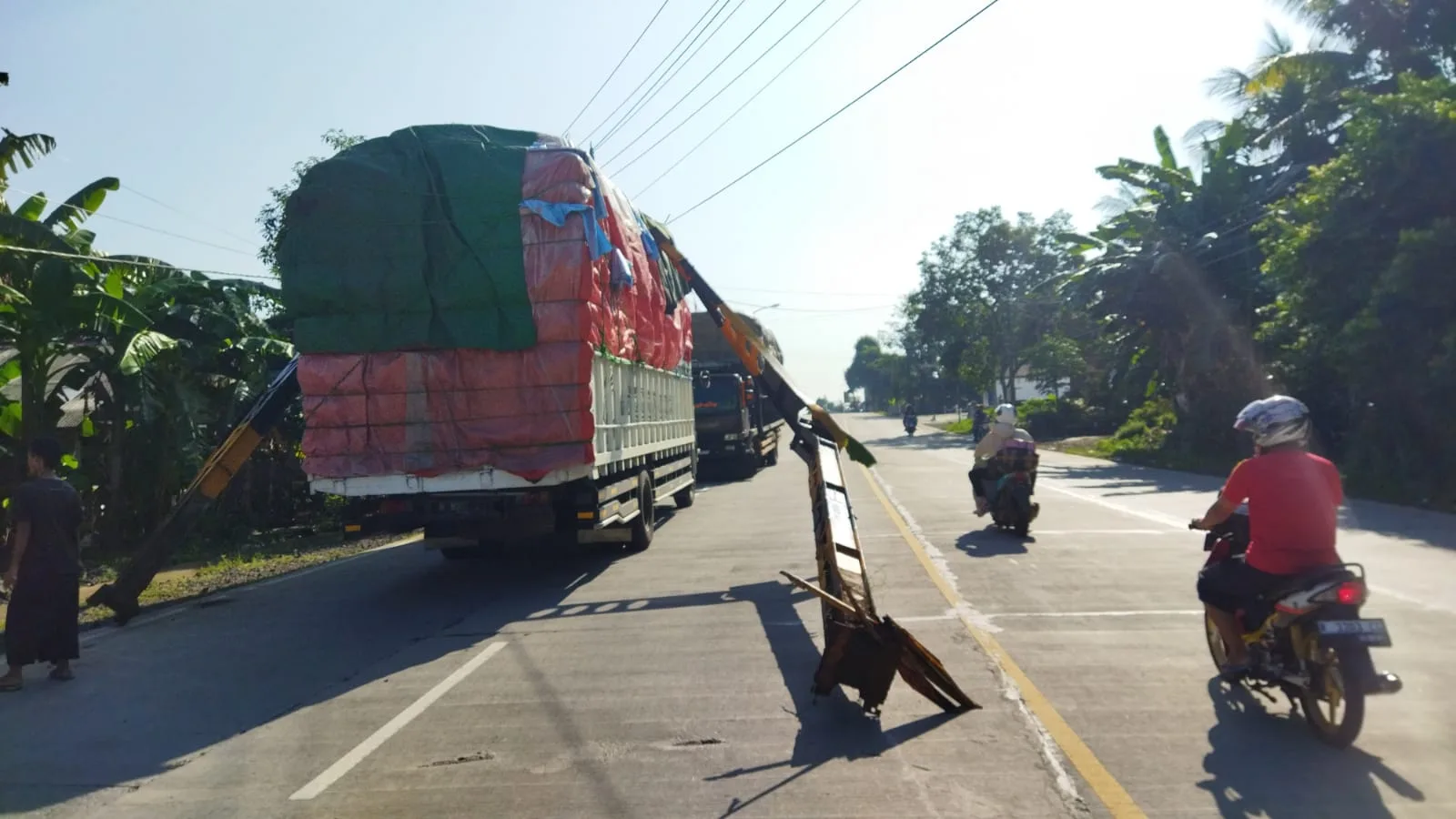 Truk Tronton Seret Portal Batas Ketinggian Perlintasan Kereta di Tambak ... Truk Tronton Seret Portal Batas Ketinggian Perlintasan Kereta di Tambak ...