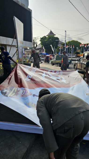 Viral! Penurunan Baliho Mantan Pj Bupati Cilacap Tuai Polemik Viral! Penurunan Baliho Mantan Pj Bupati Cilacap Tuai Polemik