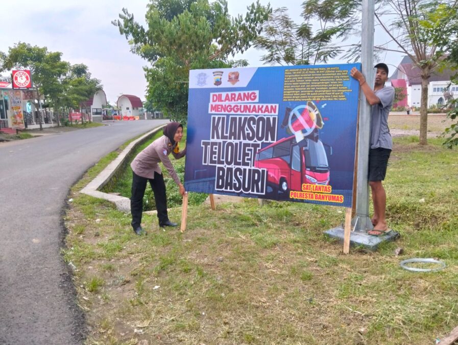 Satlantas Polresta Banyumas Pasang Banner Larangan Klakson Telolet Basuri
